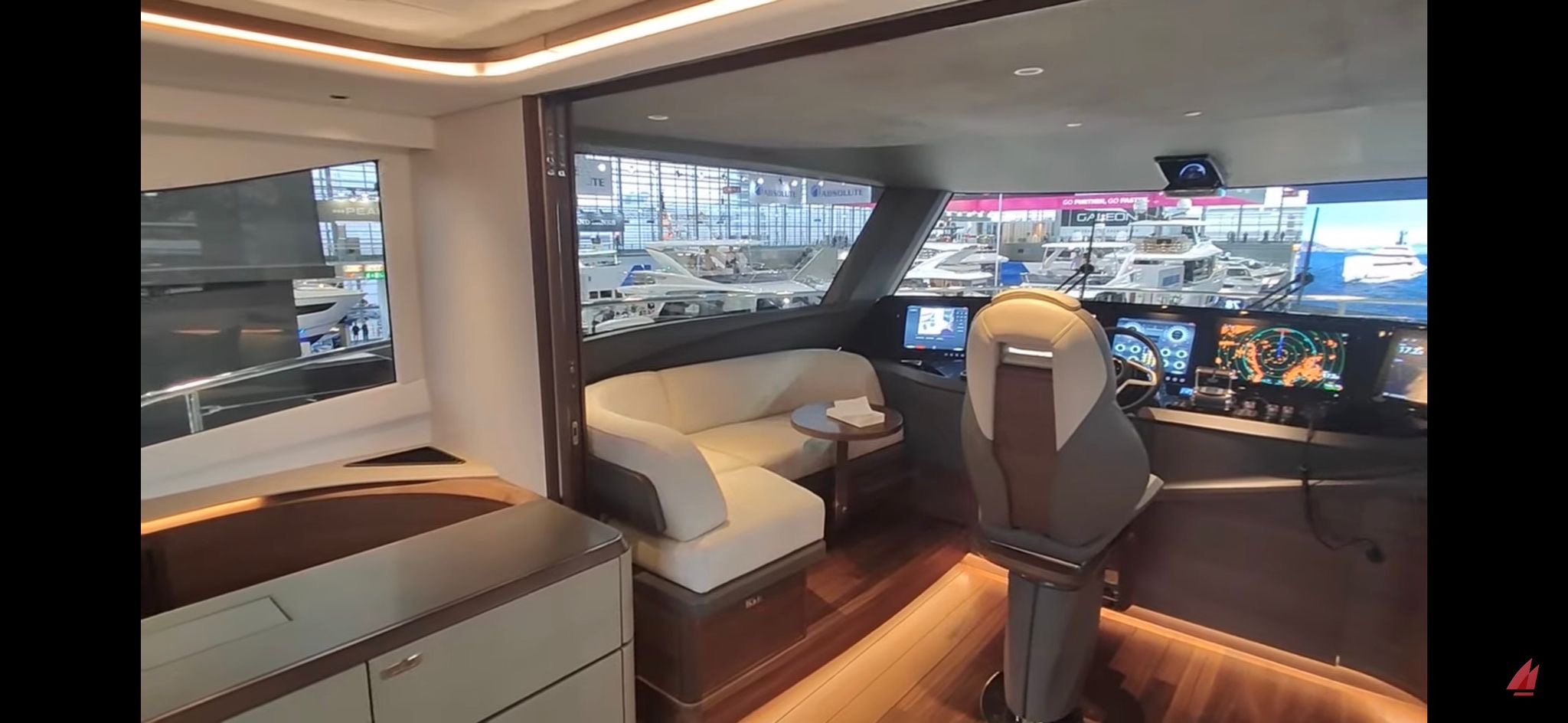 Яхта Princess X80 (17959) архив